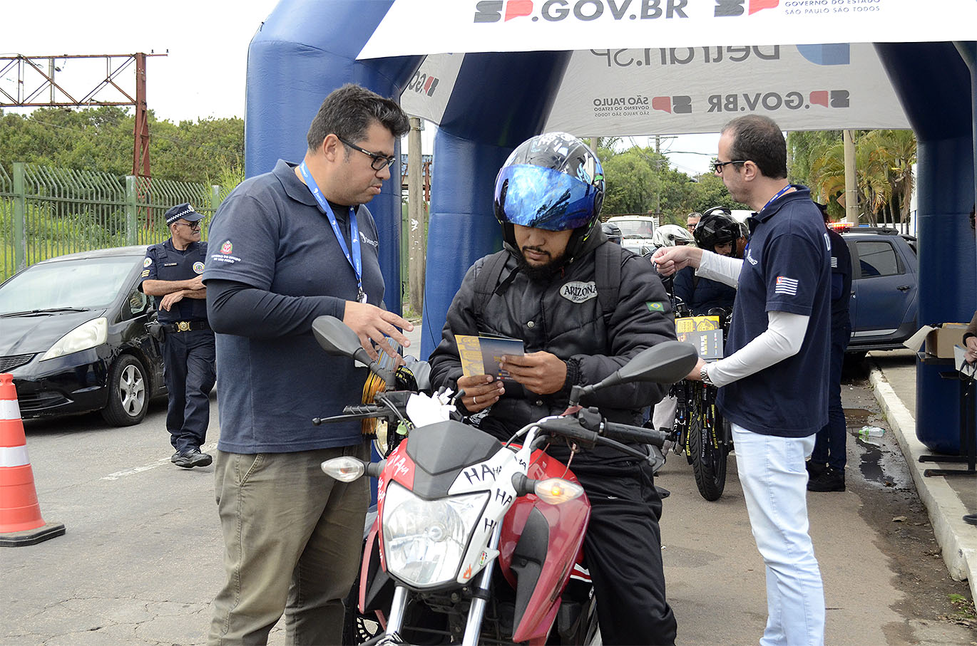 Prefeitura e Detran realizam blitz educativa com motociclistas ...