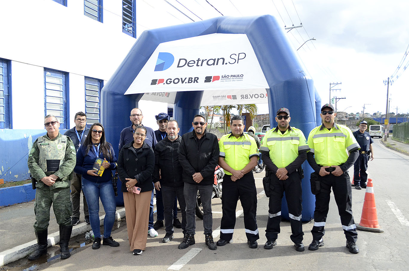 Prefeitura e Detran realizam blitz educativa com motociclistas ...